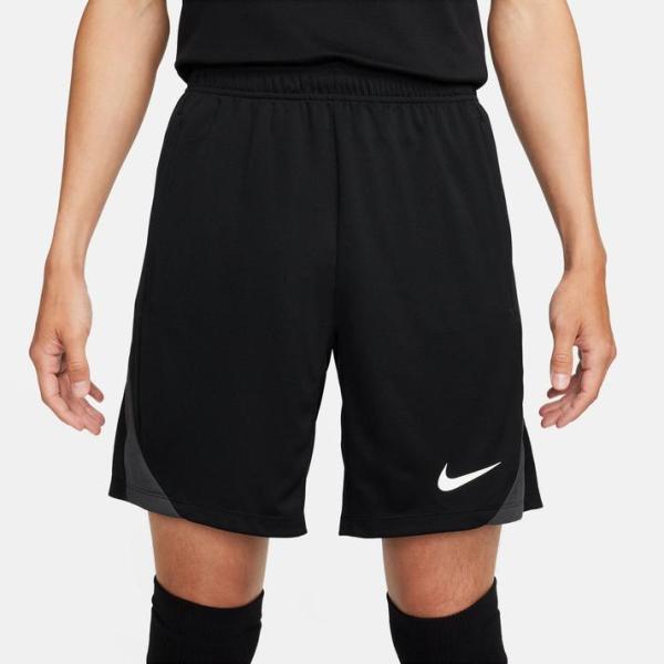 FN2402-010《商品説明》最高の自分になれるNike Strikeコレクション。フィールド上ですばやく汗を逃がす、一流サッカー選手にもサッカー界の新星にも適したアパレルです。 通気性と速乾性に優れたこのショートパンツにはマチパネルが付...