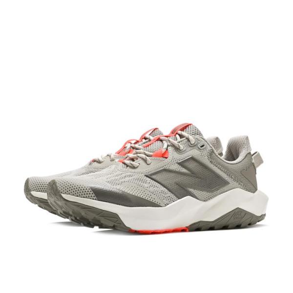 トレイルランニングから普段履きまでマルチシーンで活躍するトレイルモデル「NITREL v6」に、シーズナルカラーが登場。屈曲性がありながらも不整地な地面をしっかりと捉えるようラギットな形状に設計したAT TREADアウトソール、弾むようなラ...