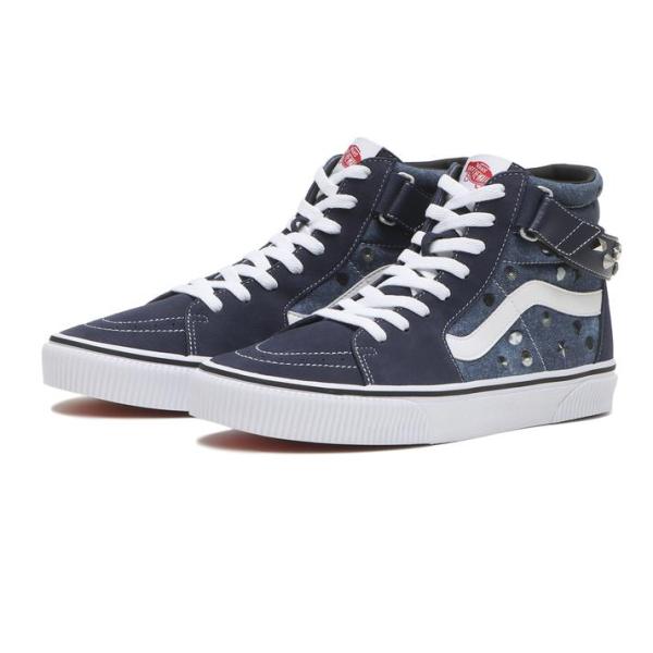 VANS【ヴァンズ】のクラシックラインの代表モデル・SK8-HI（スケートハイ)。スタッズを打ち込んだトロンプルイユプリントのサイドアッパーと、本物のスタッズを打ち込んだベルトが目を引く。トレンドのY2Kファッションや、古着との親和性も高い...