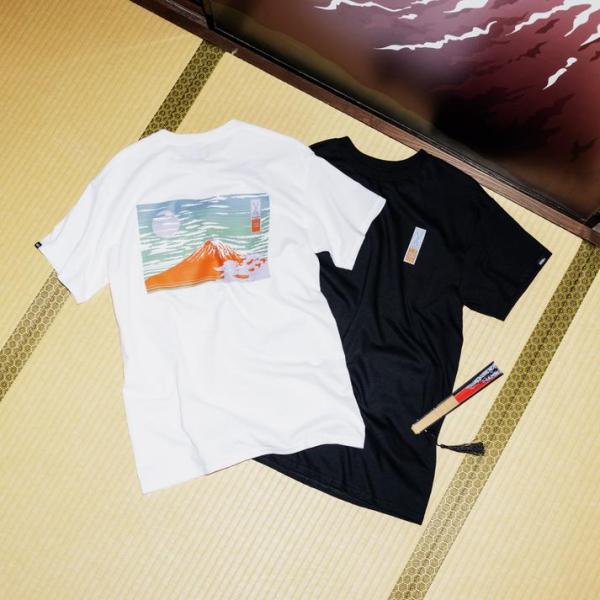 【VANS×JAPAN CULTURE】VANSの代名詞であるチェッカー柄やスケート要素と日本文化を落とし込んだCULTURE TEEシリーズから『富士山』TEEが登場。従来の白黒とは違い、今回は赤富士のグラフィックに仕上がっています。■素...