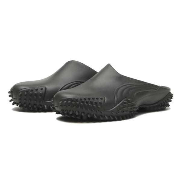 20年以上もの間、モストロは常識にとらわれず、規範にとらわれない人々に愛用されてきました。イタリア語で「モンスター」を意味するモストロは、洗練された彫刻のようなフォルムとスパイクソールを備えたハイブリッドな一足。今回のバージョンのモストロ・...