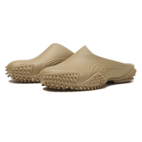 20年以上もの間、モストロは常識にとらわれず、規範にとらわれない人々に愛用されてきました。イタリア語で「モンスター」を意味するモストロは、洗練された彫刻のようなフォルムとスパイクソールを備えたハイブリッドな一足。今回のバージョンのモストロ・...