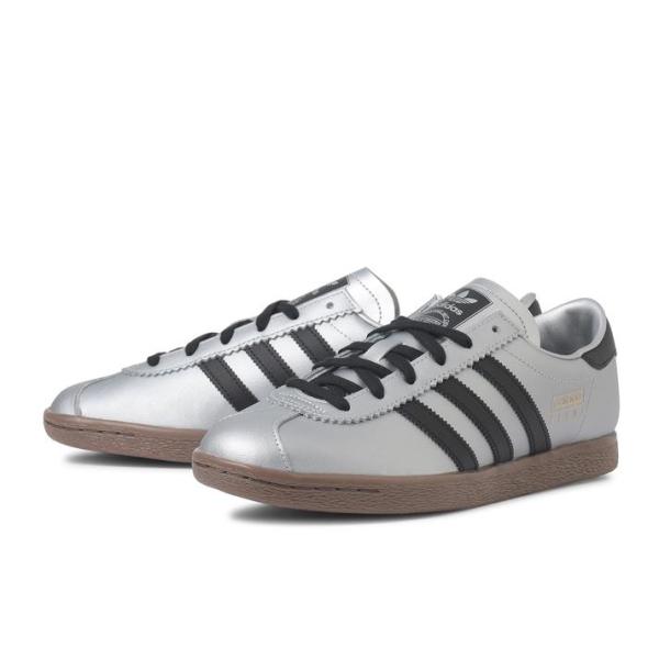 adidasの卓越したヘリテージと熟練の職人技を結集して生まれた、Stadt。アッパーには本革と合成皮革を組み合わせ、滑らかな人工繊維の履き口と上質なスエード素材のシュータンを備えている。薄型のEVAミッドソールは安定したクッション性を提供...