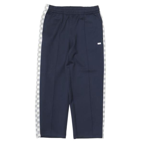 ゆったりめのサイズ感に仕上げたトラックパンツ。サイドに太めのチェッカー柄ジャカードのニットテープを叩きつけ。前身頃左にニットテープと同配色のミニロゴ刺繍。素材は耐久性と着心地を兼ね備えたポリエステル x コットン x ポリウレタンのダンボー...