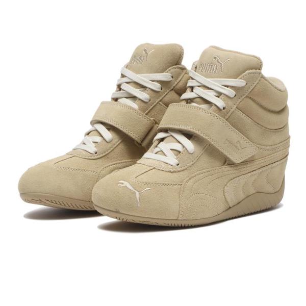 モータースポーツのDNAを受け継ぐ「スピードキャット」に、隠れたウェッジヒールとスタイリッシュなクイッククロージャーストラップをプラスしたモダンなデザイン。シグネチャーの流線形状を保ちながら高さを加え、洗練されたディテールで仕上げています。...