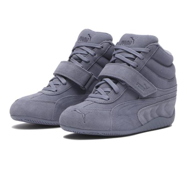 モータースポーツのDNAを受け継ぐ「スピードキャット」に、隠れたウェッジヒールとスタイリッシュなクイッククロージャーストラップをプラスしたモダンなデザイン。シグネチャーの流線形状を保ちながら高さを加え、洗練されたディテールで仕上げています。...