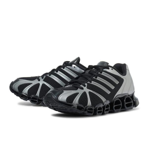 トランスフォーメーションの力。それが、メガゴーストライドシューズをデザインするにあたり、何よりも意識を向けたテーマ。ミニマムとは対極の2000年代の大胆なスタイルをヒントに、Y2Kトレンドを進化させたデザイン。スポーティーなメッシュアッパー...