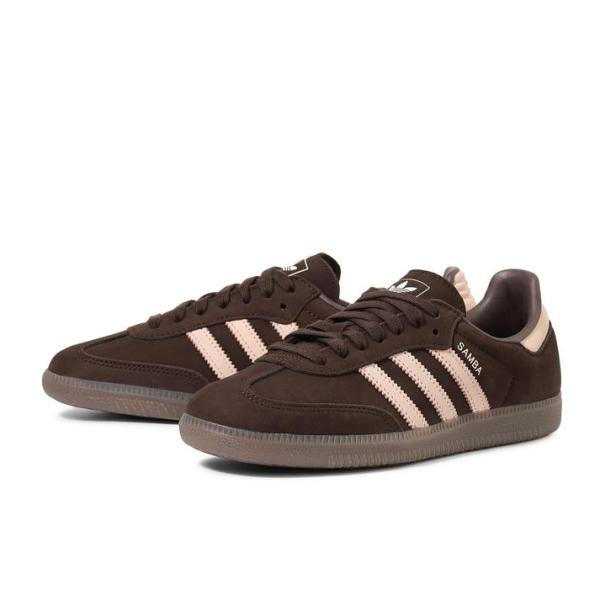 サンバOG。専用の色と素材を使用したこのシューズは、アイコニックなアイデンティティに忠実でありながら、スタイルに新鮮な解釈を加えている。レザーアッパーと人工繊維の履き口で作られたこのシューズは、耐久性と快適さを兼ね備えている。さまざまなサー...