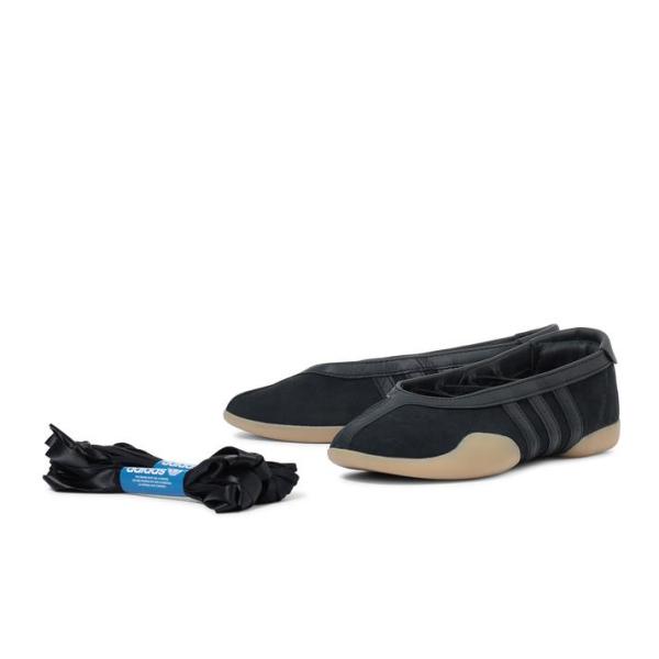 2000年代初頭に登場し、現代に向けて再考されたアディダスのバレエフラットは、もともとテコンドー用にデザインされたもの。滑らかなレザーアッパーとソフトなスエードのディテールでモダンな雰囲気に。予備のシューレースに付け替えれば違った印象を楽し...