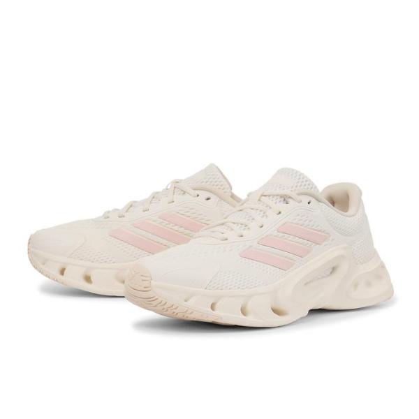 どんなに外が暑くても、このアディダスのランニングインスパイアシューズは、涼しく快適に保つように設計されている。メッシュアッパーが空気の流れを促し、アウトソールが足の裏に視覚的、機能的な通気性をもたらす。人間の体の自然な冷却メカニズムにインス...