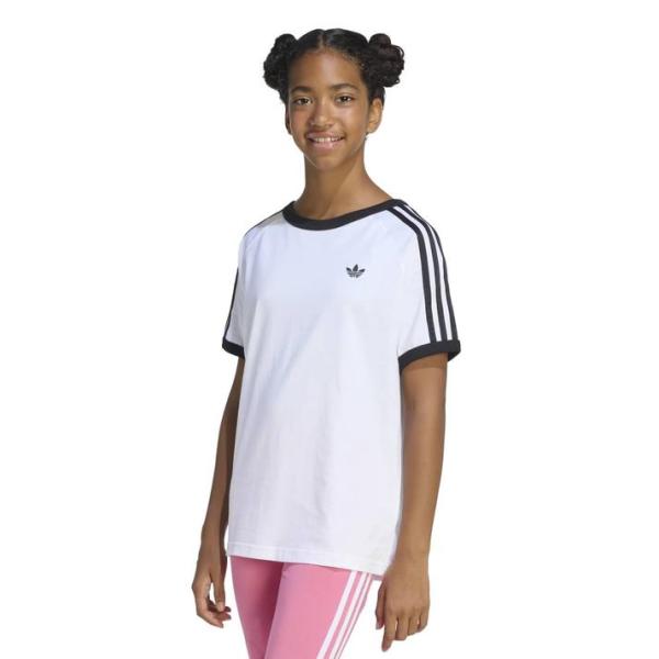 スリーストライプス Tシャツは伝統を称える一着。アイコニックなトレフォイルロゴがクラシックかつフレッシュな印象を与える一方で、元気いっぱいの子どもが毎日快適に着られるように作られている。綿100%で作られており、デリケートな肌にもソフトで快...