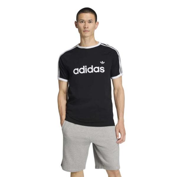 サッカー界のアイコンたちの活気に満ちたエネルギーにインスパイアされたスリーストライプス スリム リンガー Tシャツは、スポーツとスタイルを融合させる。大胆なディテールとスリムなシルエットで、毎日安心して快適に過ごせる。装飾を削ぎ落したフィー...