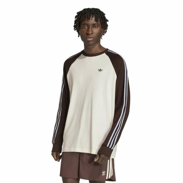 ブリットコア カリ 長袖Tシャツは、クラシックなアディダス オリジナルスの定番を現代的にアレンジした一枚。控えめで洗練されたデザインが、肩の力を抜いたストリートスタイルになじむ。ルーズフィットとクルーネックラインが流行に左右されない魅力を添...