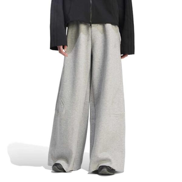 ストリートの躍動感をまとったジョガー。力強いデザインで、個性的なスタイルを演出。洗練されたドレープ感のある生地とモダンなシルエットで、カジュアルウェアに抜け感をプラス。ゆったりとしたフィット感で自由な動きを叶えるジョガー。軽量で通気性に優れ...