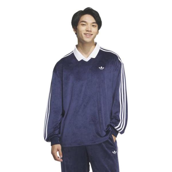 アディダス オリジナルスからベロア長袖ポロが登場。クラシックなエレガントさにモダンな印象が溶け合うアイテム。柔らかいベロアがソフトでラグジュアリーな着心地を与え、リラックスを感じながら自信に満ちたフォルムを演出。オーバーサイズでリラックス感...