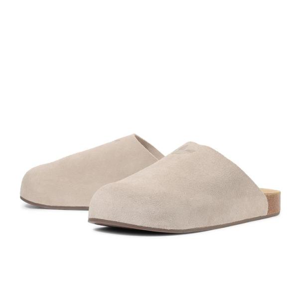 アディミュールサンダルは、カジュアルフットウェアに新鮮なひねりが欲しい人に最適な、快適さとスタイルを融合した一品。アイコニックなアディレッタRSにインスパイアされており、上質な素材を使ったクラシックなデザインとなっている。天然コルクツーリン...