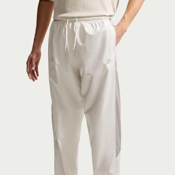 HV8372-134《商品説明》Nike Windrunnerメンズ 裏地付きパンツ伝統的なスタイルと、あらゆる天候に対応するテクノロジーが融合。このWindrunnerパンツは、ハリのある織りタフタ素材を使用し、Nike Storm-FI...