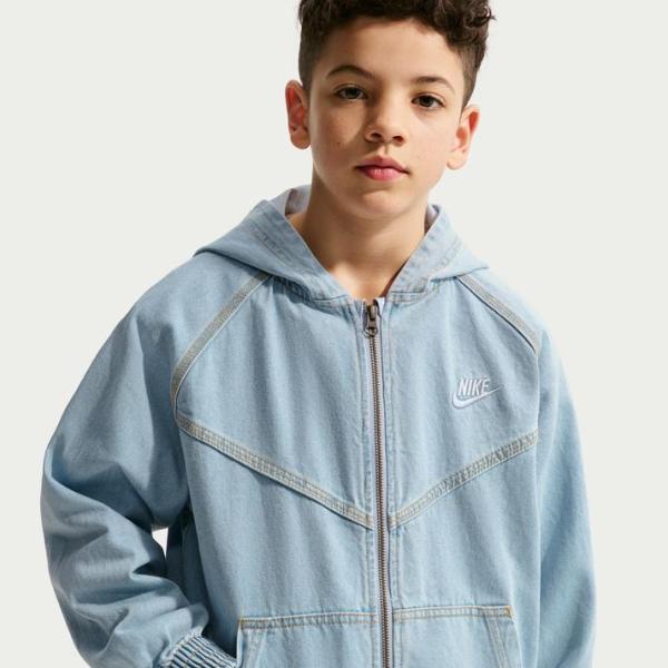 IF2306-436《商品説明》ナイキ YTH NSW WR デニム フルジップ ジャケットジュニア フルジップ フーデッド デニム ジャケット裏地なしのフューチュラロゴ刺繍入り。内側のウーブンラベルにデニム素材を使用！ヘリテージ、名前はウ...