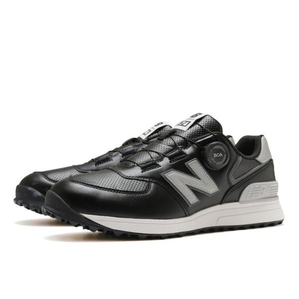 トッププロから好評の日本人の足にフィットするラストを採用した人気の「574 」スパイクレスBoaモデルがv4にアップデート。ゴルフに最適化したグリップ性の高いラギッド意匠のアウトソール、捻れを抑えるナイロンシャンク、安定性を高めるCRがゴル...