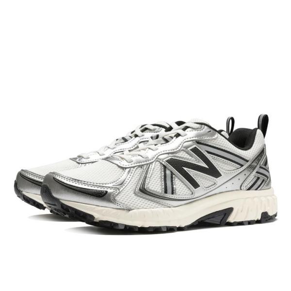 街履きからアウトドアシーンまで幅広く対応するマルチなトレイルモデル「410 v5」が新登場。適度な厚みのACTEVAミッドソールと中足部までしっかりと巻き上がったラギッドなAT TREADアウトソールが、オン/オフロード両方での安定性と防滑...