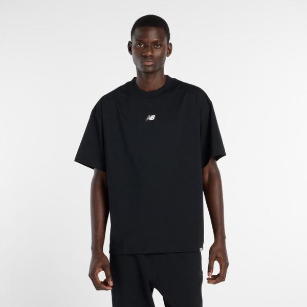 日本人の体型に合わせて開発されたトレーニング用グラフィックTシャツ。背面に反射プリントで「The Intelligent Choice」をグラフィックデザイン。吸汗速乾性に優れたNB Dryを搭載したポリエステル100%ニット素材を使用し、...