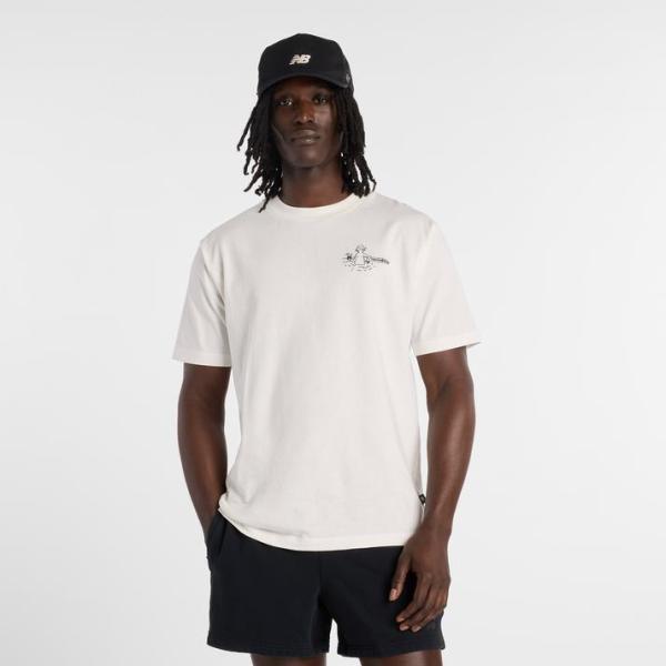 1970年代の広告からインスパイアされたグラフィックTシャツ。アーカイブのプロモーション広告に登場したおばあさんと、アスリートが次のレースに向け回復する水を象徴する噴水をデザインしたグラフィックを、心地よい肌ざわりと上質な素材感のヘビーウェ...