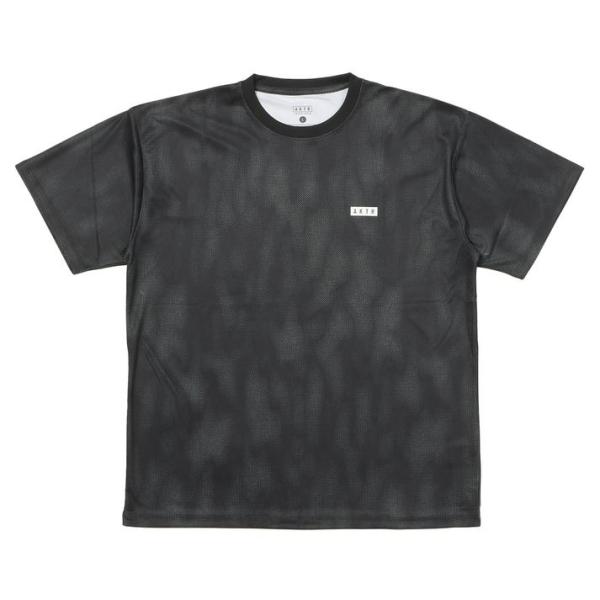 design：AKTRがシーズン毎にアップデートする総柄シリーズの半袖TEEシャツ。今季はコート上の熱や流れ落ちる汗をイメージしたカモフラージュ柄をデザイン。バックにプリントされた「Small Cost, Big Vision（大きな夢は、...