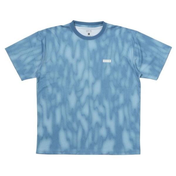 design：AKTRがシーズン毎にアップデートする総柄シリーズの半袖TEEシャツ。今季はコート上の熱や流れ落ちる汗をイメージしたカモフラージュ柄をデザイン。バックにプリントされた「Small Cost, Big Vision（大きな夢は、...