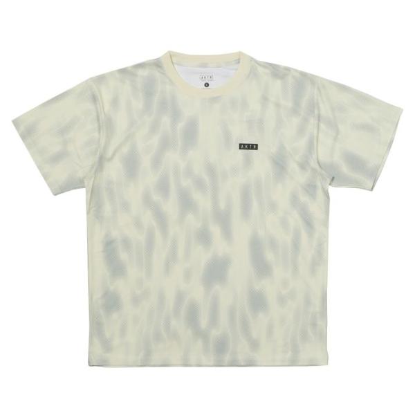 design：AKTRがシーズン毎にアップデートする総柄シリーズの半袖TEEシャツ。今季はコート上の熱や流れ落ちる汗をイメージしたカモフラージュ柄をデザイン。バックにプリントされた「Small Cost, Big Vision（大きな夢は、...