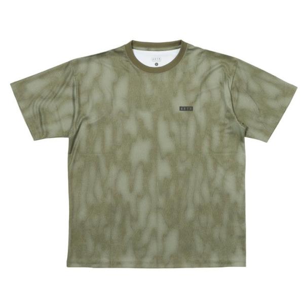 design：AKTRがシーズン毎にアップデートする総柄シリーズの半袖TEEシャツ。今季はコート上の熱や流れ落ちる汗をイメージしたカモフラージュ柄をデザイン。バックにプリントされた「Small Cost, Big Vision（大きな夢は、...