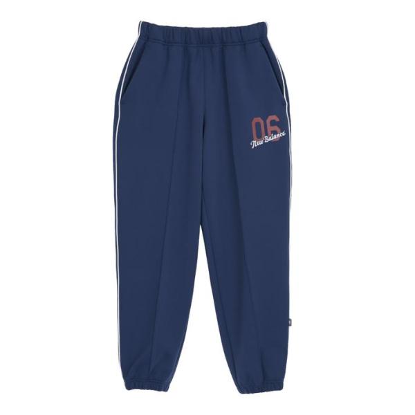 ストレッチ性に優れたニットジャージパンツ。センタープリーツと脇のパイピング、左腿のレトロスポーツインスパイアのNBロゴグラフィックと左裾のピスネームタグが、レトロスポーツデザインのアクセントに。動きやすいストレッチジャージ素材で、スポーツシ...