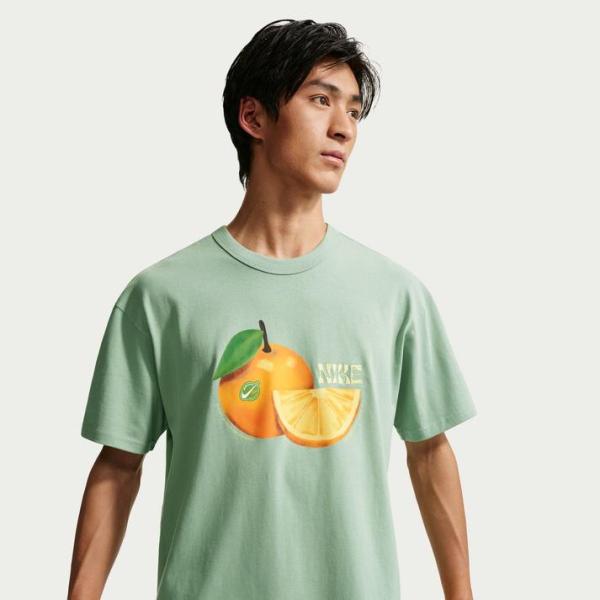 IH1352-006《商品説明》ナイキ NSW LSE PREM オレンジ S/S TシャツT-Shirtクラシックなスタイルをアップデート。ゆったりとして上質さ漂う厚手のコットン仕立て。耐久性が高く、毎日活躍する快適なTシャツです。NIK...