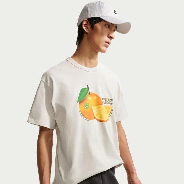 IH1352-030《商品説明》ナイキ NSW LSE PREM オレンジ S/S TシャツT-Shirtクラシックなスタイルをアップデート。ゆったりとして上質さ漂う厚手のコットン仕立て。耐久性が高く、毎日活躍する快適なTシャツです。NIK...