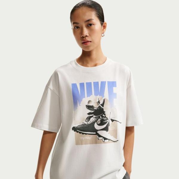 IR7588-121《商品説明》Nike Sportswearウィメンズ グラフィックTシャツオーバーサイズのフィット感と柔らかなドレープ感が特徴の軽量コットンTシャツ。一日中快適な着心地です。NIKEウィメンズトップス(アジアンサイズ)目...
