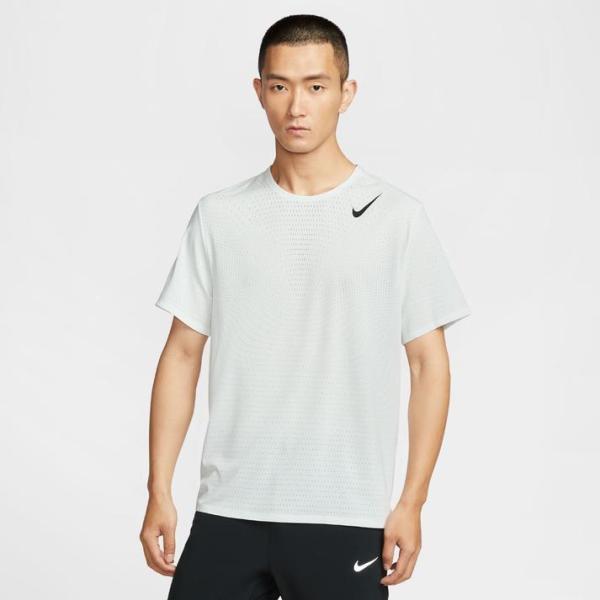 HJ3378-121《商品説明》スピードを追求したAeroswiftコレクションは、Nikeで最高峰のレーシングギア。このトップスには、速乾性に優れた軽量エンジニアードニットを使用。通気性抜群で、ゴールまで涼しい着心地が持続します。Nike...