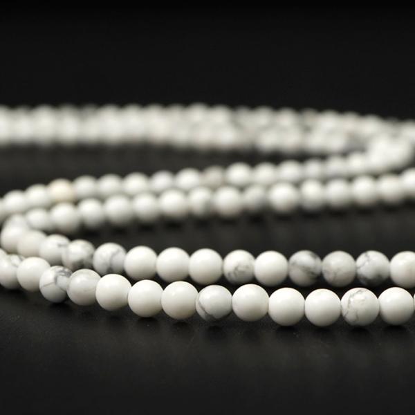 天然石名：ハウライト 天然石英名：Howlite商品形状：連売り ビーズ径 4mm ※ビーズ径+-0.5mmカラー：モニターの発色具合によって実際のものと色が異なる場合があります。ハンドメイドのブレスレット・アクセサリーや雑貨作りの素材に最...