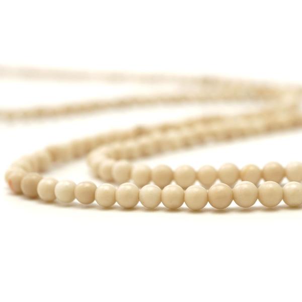 天然石名：リバーストーン 天然石英名：Riverstone商品形状：連売り ビーズ径 4mm ※ビーズ径+-0.5mmカラー：モニターの発色具合によって実際のものと色が異なる場合があります。ハンドメイドのブレスレット・アクセサリーや雑貨作り...