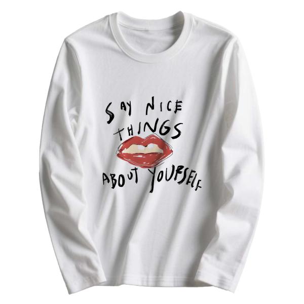 シンプルでスタイリッシュなデザインの長袖Tシャツです。フロントには個性的なリップデザインと「SAY NICE THINGS ABOUT YOURSELF」というメッセージプリントが施されており、ポジティブな雰囲気を演出します。素材には100...