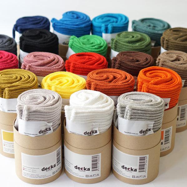 『decka』decka(デカ)は靴下らしい靴下を提案。限られた製造工程の中で表現する最高なベーシック。一流の脇役という考え方。誰でも合わせられるのが名脇役。服と靴は主役。　靴下は脇役。バランスが大切というモノづくり。deckaのアイコン的...