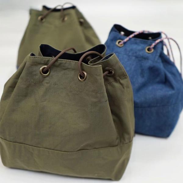 『巾着ショルダーバッグ』何かと使える巾着バッグ色んなブランドが作ってくれていますがこんな大きさだったらなとか、ここがこうなれば良いのにな〜と思う事が多々ありましたのオリジナルとして、作っていただきました。財布、携帯、小物入れ、500mlのボ...