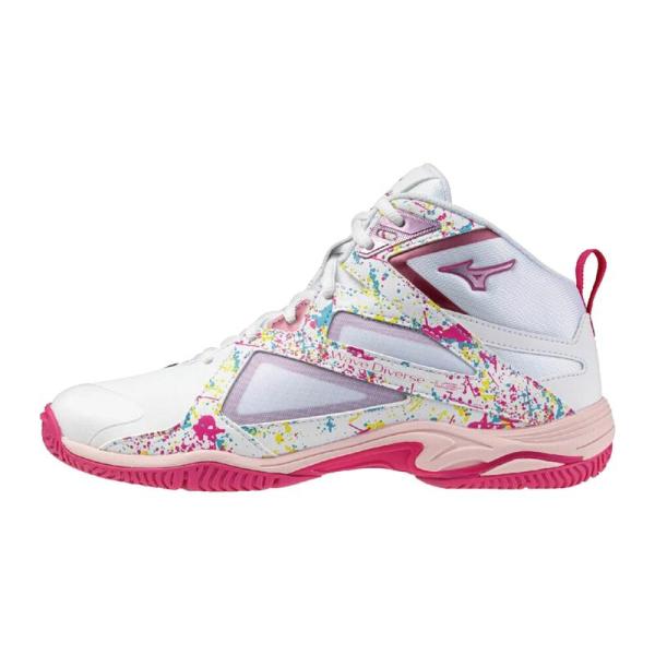 25年以上続くダイバースブランドを象徴するモデルの5代目。ステップ・ターン・ジャンプをサポートするミズノエナジーをインソールとミッドソールに搭載。“足元から個性を放つ”アクセントカラーが目を惹く限定モデル。●甲材：人工皮革×合成繊維●底材：...