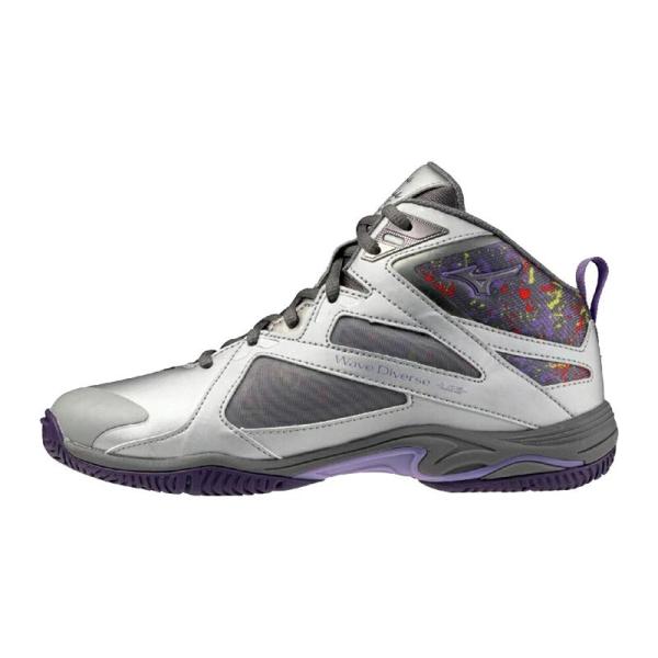 25年以上続くダイバースブランドを象徴するモデルの5代目。ステップ・ターン・ジャンプをサポートするミズノエナジーをインソールとミッドソールに搭載。“足元から個性を放つ”アクセントカラーが目を惹く限定モデル。●甲材：人工皮革×合成繊維●底材：...