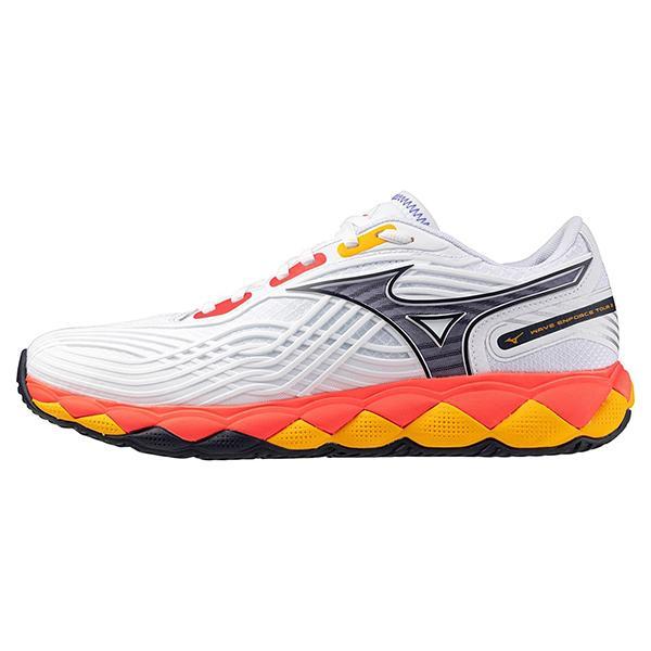 ベースライナーに向けた新TOURモデル。「試合の最後まで強いストロークを打ち続ける」を追求した設計。●甲材：合成繊維、合成樹脂、人工皮革●底材：合成底●インソール：ミズノエナジーインソール（取り外し可）●質量：約380g（27.0cm片方）...