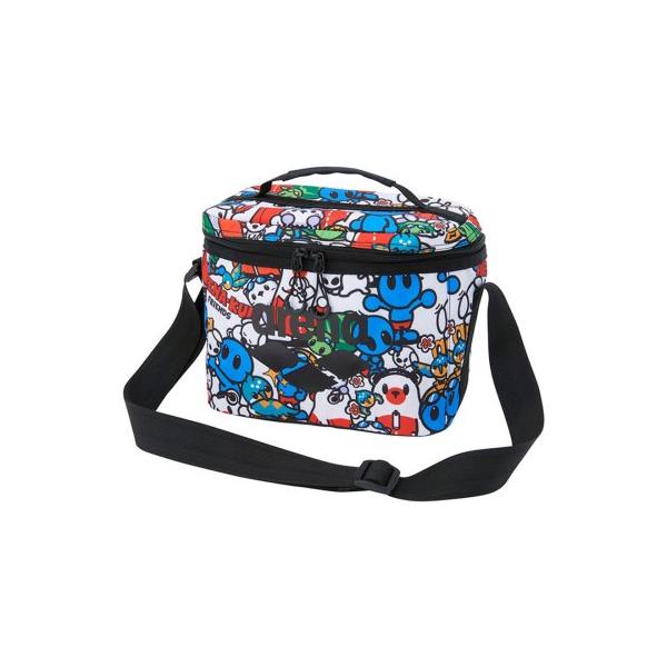 「アリーナくんと仲間たち」コレクションのクーラーバッグ。ARENAのアイコンであるアリーナくんと水泳が好きな仲間たちを総柄で表現。底面ははっ水素材かつ自立する仕様なので、プールサイドに置いても中身が濡れにくい。試合で活躍するジュニアスイマー...