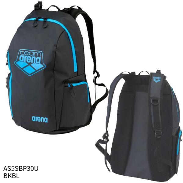 「team arena」デザインのバックパック。プールサイドでも使用しやすいはっ水素材を使用し、機能面にこだわったバックパック。正面のメインルームは大きく開くことで物の出し入れがしやすく、約30Lの荷物を収納可能。すぐに出したい物を収納する...