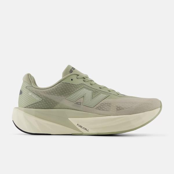 FuelCell Rebel v5は、見た目も履き心地もスピード感を追求して設計されています。レースから着想を得たスマートなメッシュアッパーと大胆なミッドソール形状により、日常使いのトレーナーでありながら、現代的なスタイルを演出し、堂々と一...