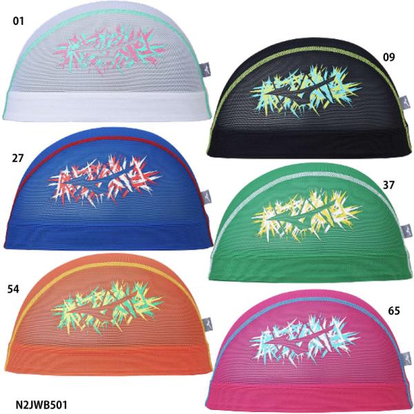 2024年秋冬シーズン限定デザインです。ビッグロゴがかっこいい。●しっかり泳ぐ方のためのキャップ。プールに行くためにはマストアイテム。水着とのコーデを楽しむことができる。●水抜けが良く、ムレ感が少ないメッシュキャップ●ナイロン85％、ポリウ...