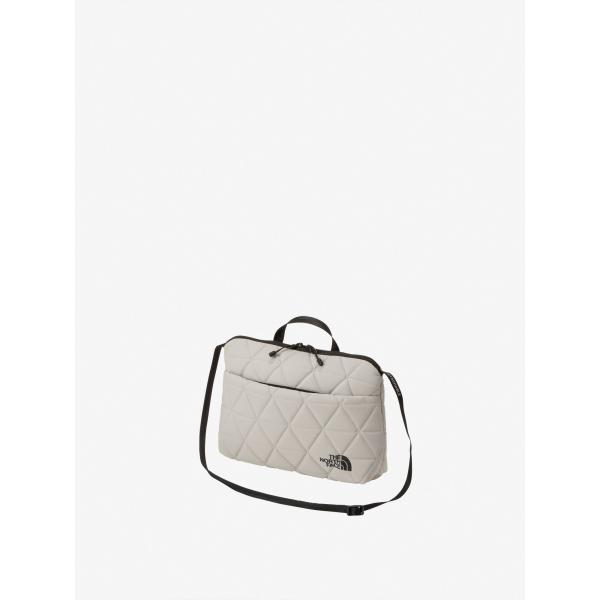 PC周辺機器の収納に便利なポーチ。衝撃を緩和するクッション内蔵のエンボス加工を採用。ショルダーストラップは取り外しが可能です。●素材：80Dポリエステルジオエンボス●寸法：H18×W24.5×D6.5cm●重量：約135g●容量：2L※製品...