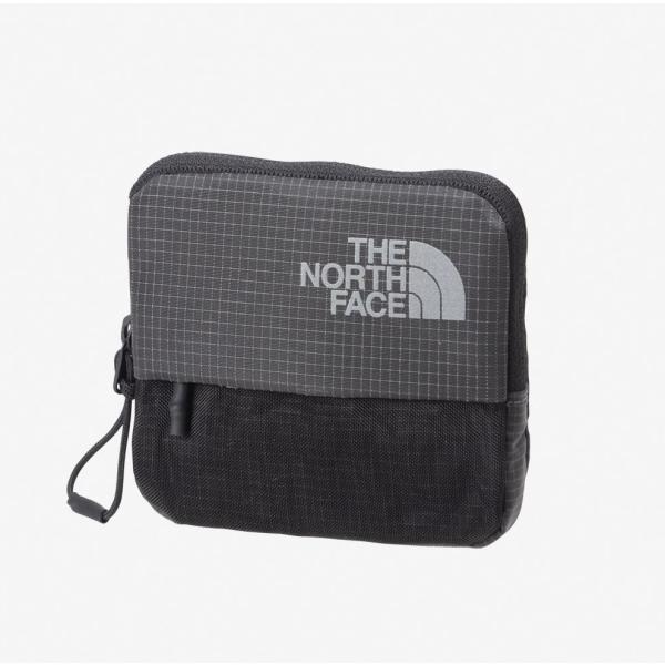 「都市生活における機能合理性」をコンセプトにした、軽量な小型財布です。素材には、軽量性と耐久性を両立した100デニールのリサイクルロビックリップストップナイロンを採用。機能的ながらミニマルなデザインで、日常からライトアクティビティや旅行まで...