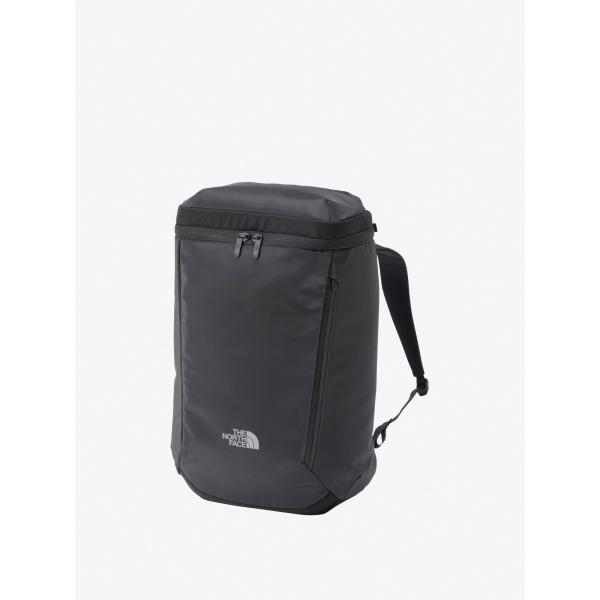 サイズは泊まりの出張にも対応できる容量35L。ほどよい光沢のある生地が上質感を演出し、スーツやジャケットなどのフォーマルなスタイルにもマッチします。荷物が入っていなくても自立する構造で、大きく開閉するメインコンパートメントは収納しやすく、1...